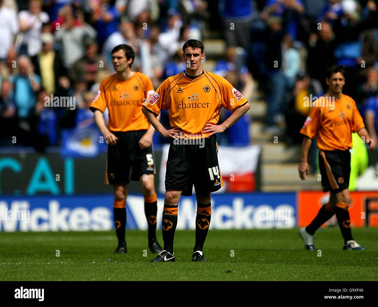 Wolverhampton Wanderers' Darren Potter (c) and Gary Breen (l) stand ...