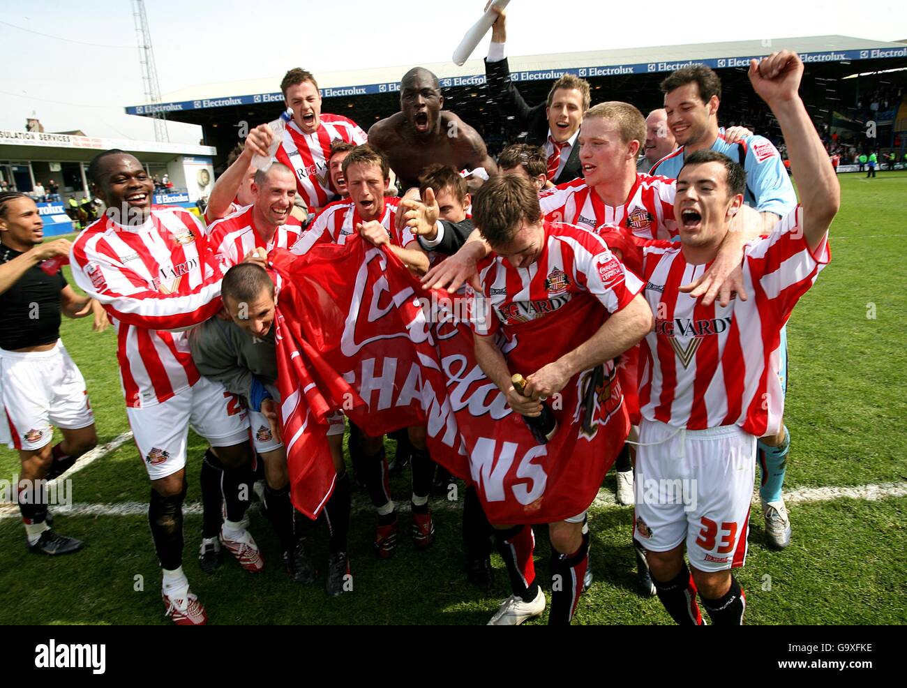 Sunderland players winning the Championship after being promoted to the ...
