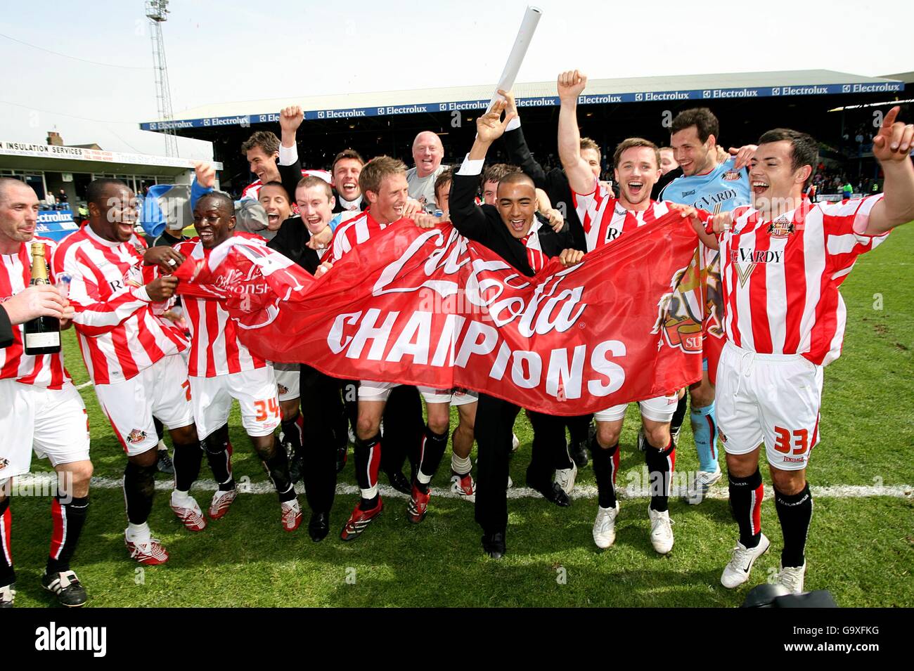 Sunderland players winning the Championship after being promoted to the ...