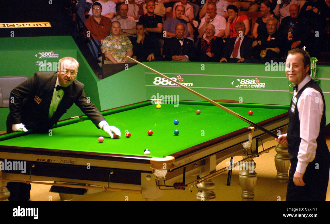 John williams snooker referee hi-res stock photography and images - Alamy