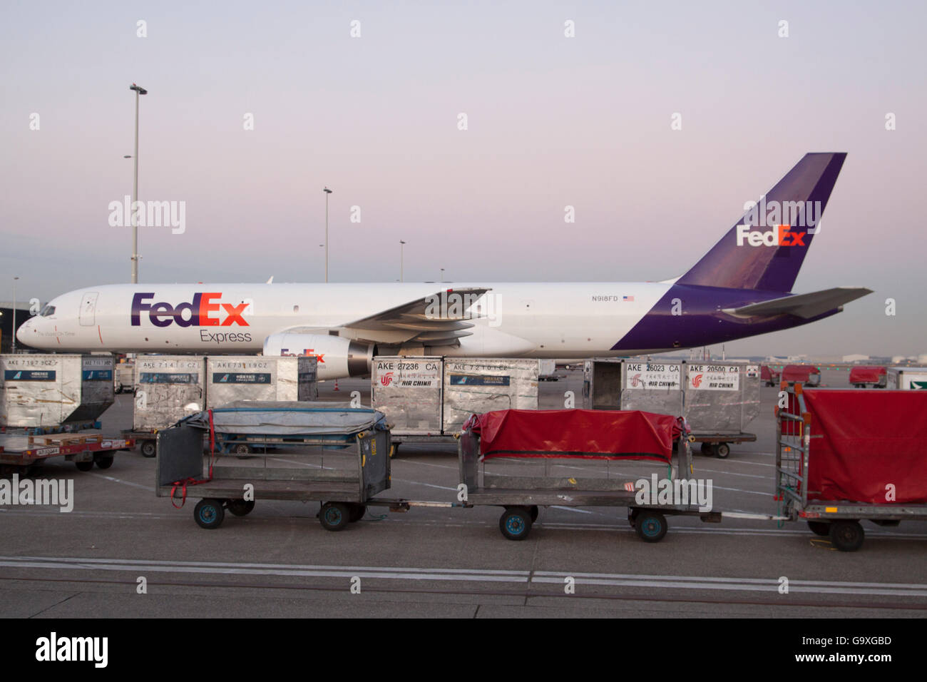 AMSTERDAM, THE NETHERLANDS - FEBRUARY 18, 2015 .Fedex Boeing 757-200 on ...