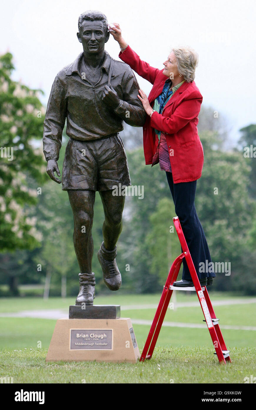 Sculptor Vivien Mallock gives a final polish to her statue of Brian ...