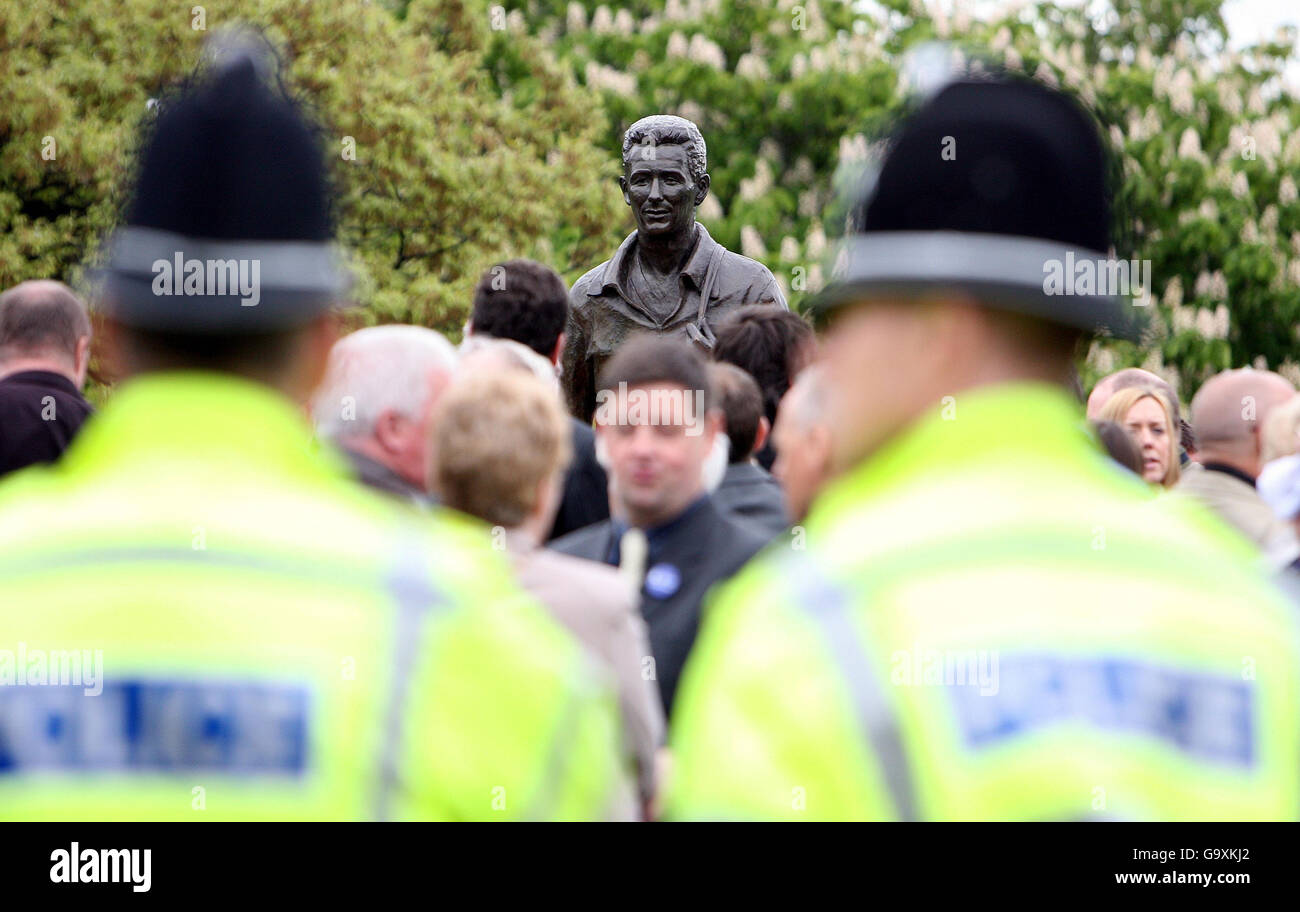 Brian clough statue middlesbrough hi-res stock photography and images ...