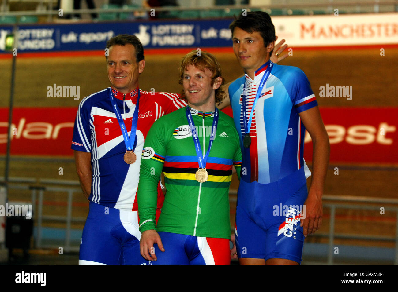 Great Britain's Jodie Cundy recieves his medal for wining 1km time ...