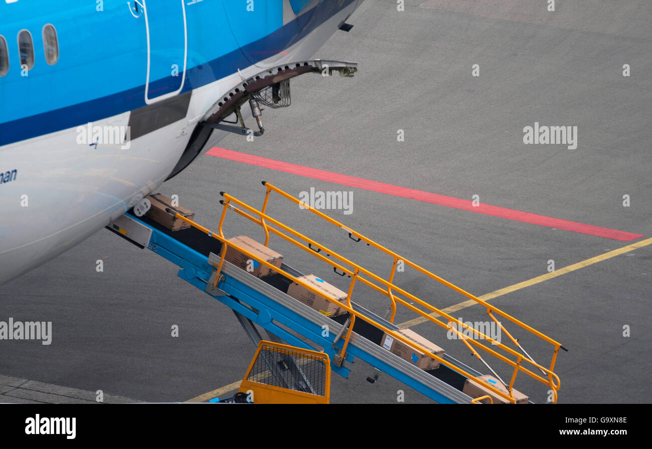 The loading of a plane Stock Photo - Alamy