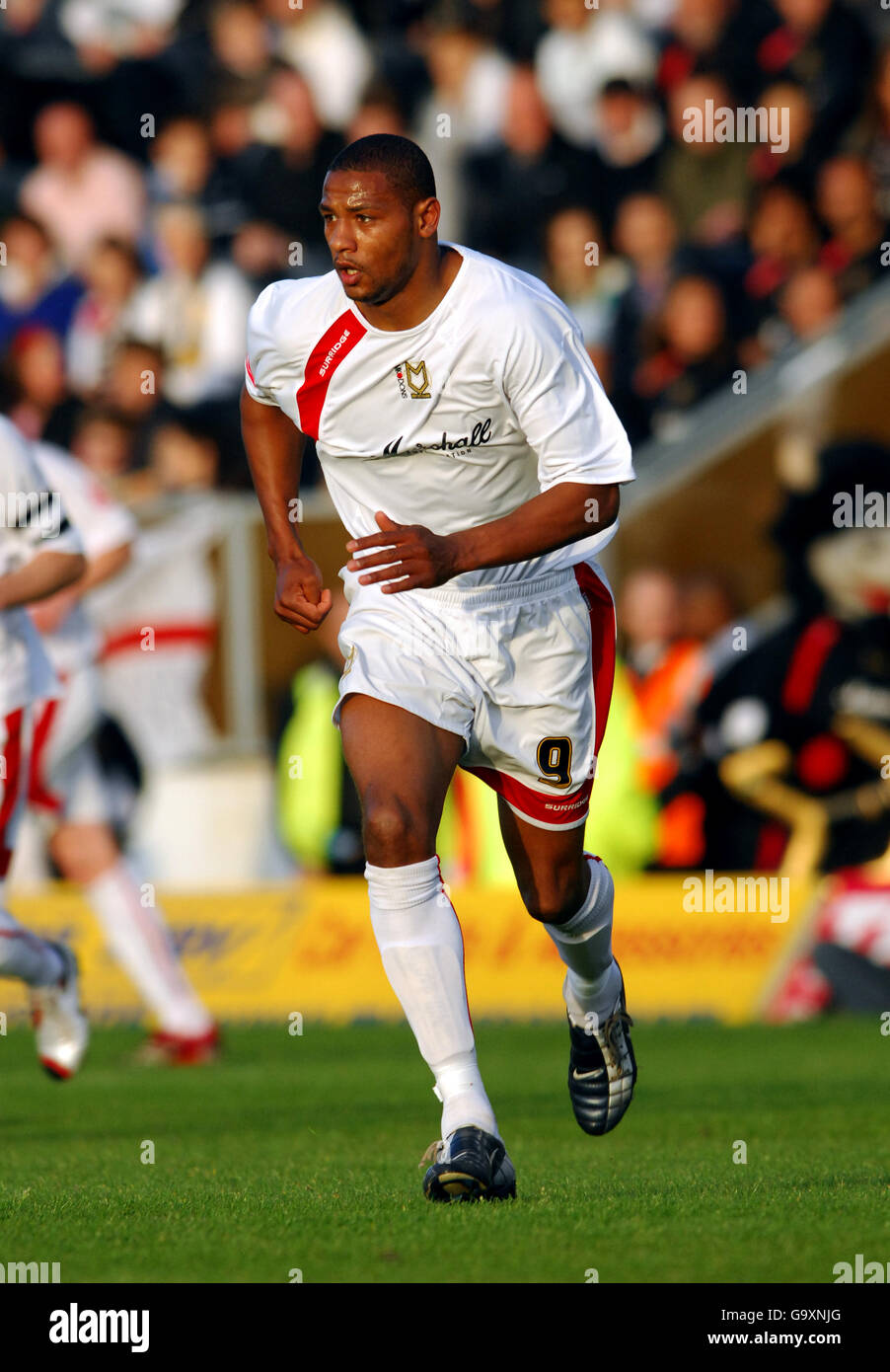 Milton keynes dons clive platt hi-res stock photography and images - Alamy
