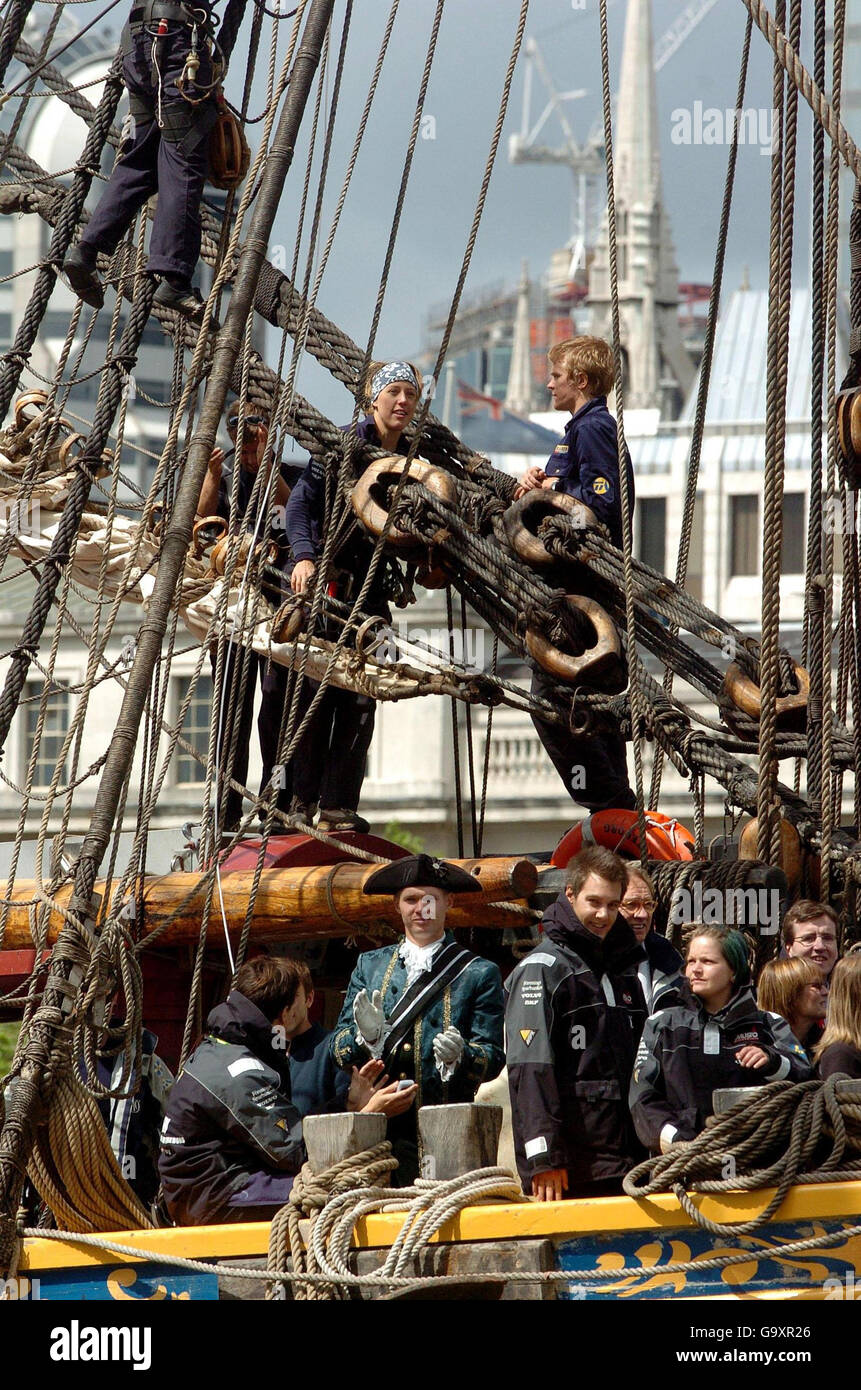18th century ship crew hi-res stock photography and images - Alamy
