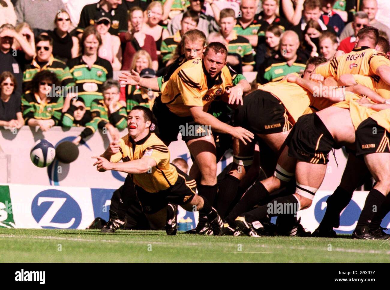 Baths gareth cooper feeds the ball out from a scrum hi-res stock ...