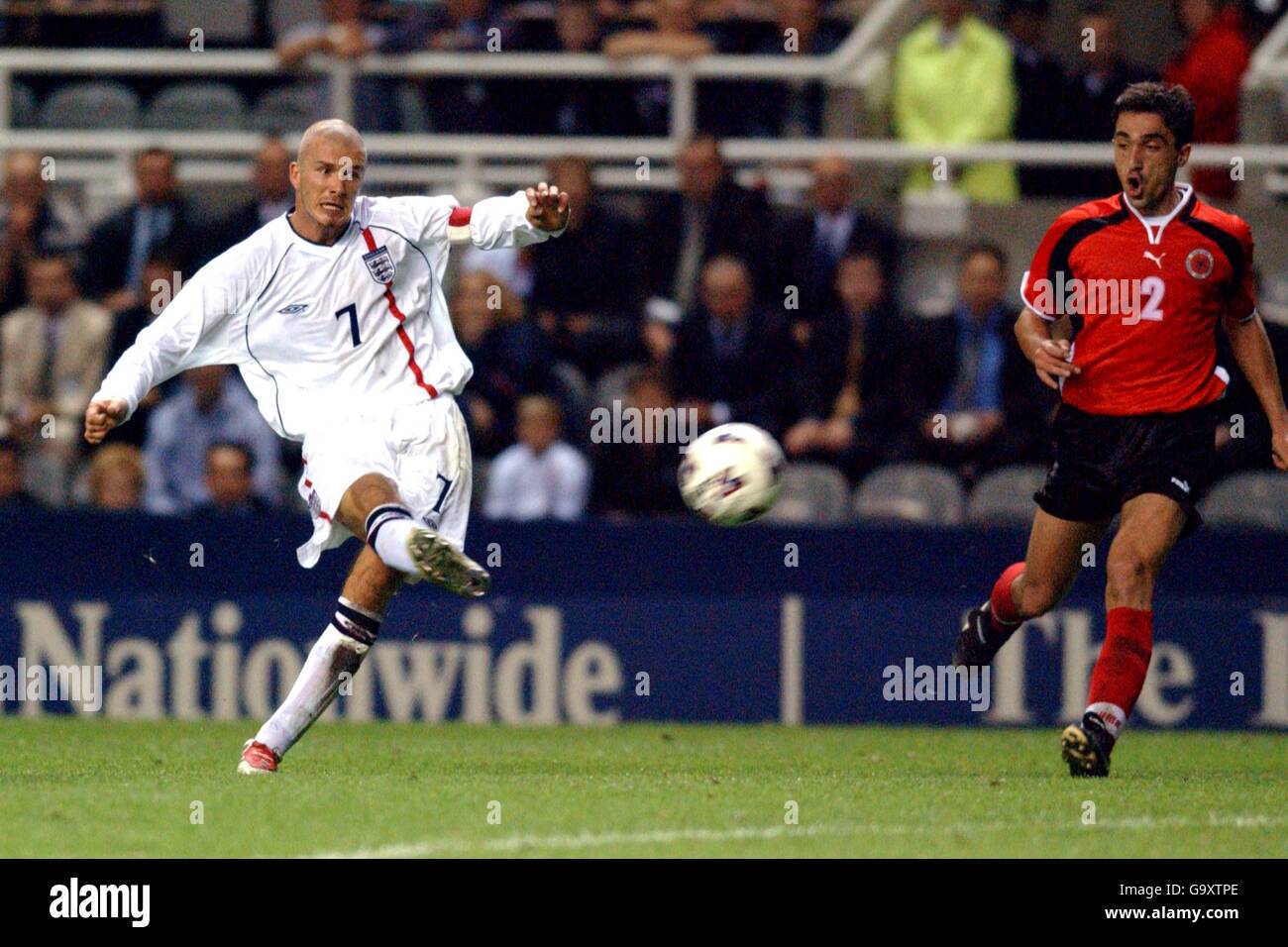 David beckham free kick england hi-res stock photography and images - Alamy