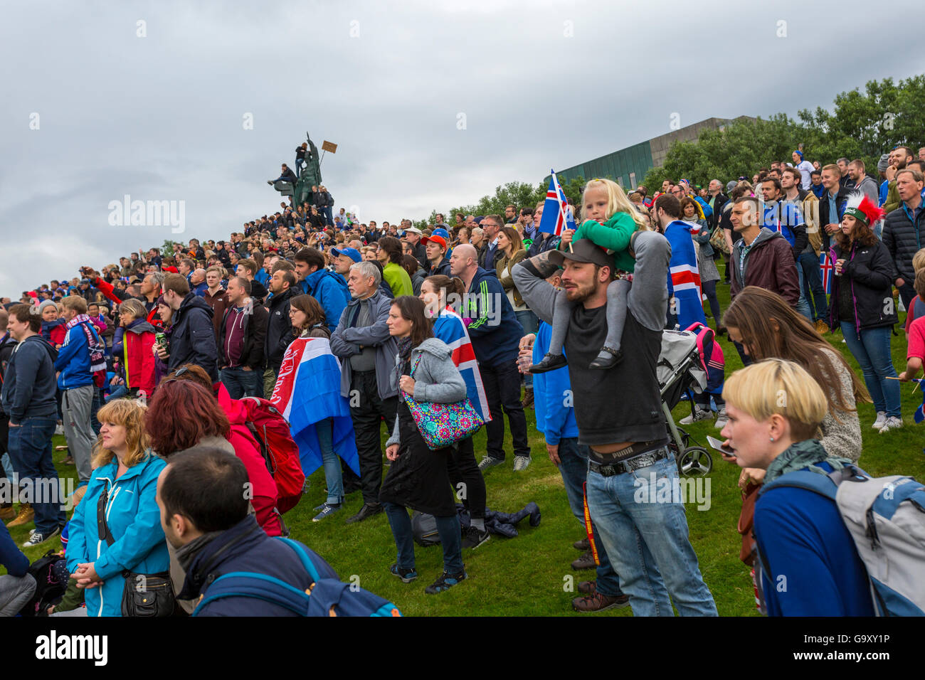 Crowd watching soccer hi-res stock photography and images - Alamy