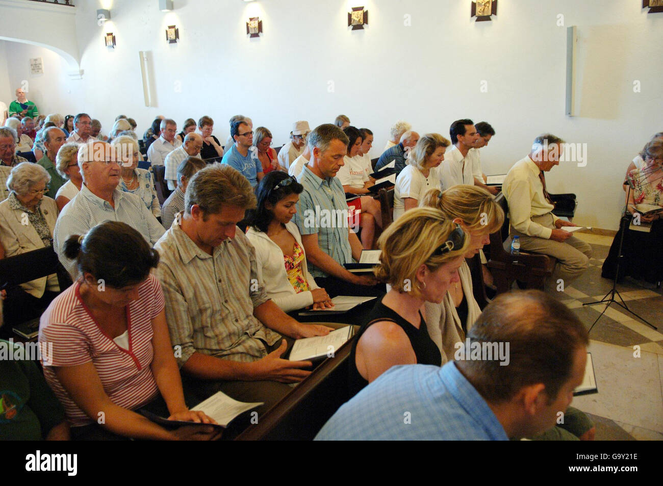 Anglican church service hi-res stock photography and images - Alamy