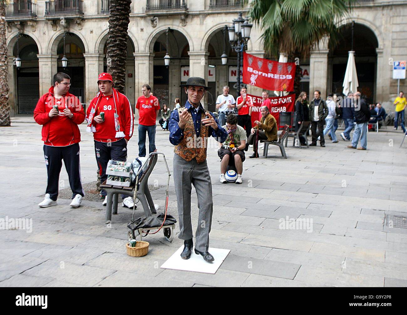 Liverpool fans are entertained by a street performer in Barcelona Stock ...