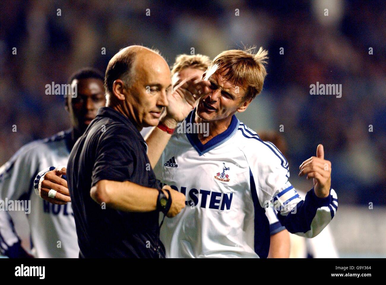 Tottenham captain Teddy Sheringham argues with referee David Elleray ...
