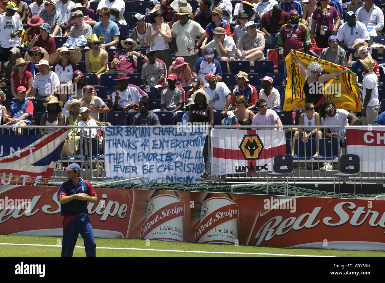 Cricket banners flags crowd hi-res stock photography and images - Alamy