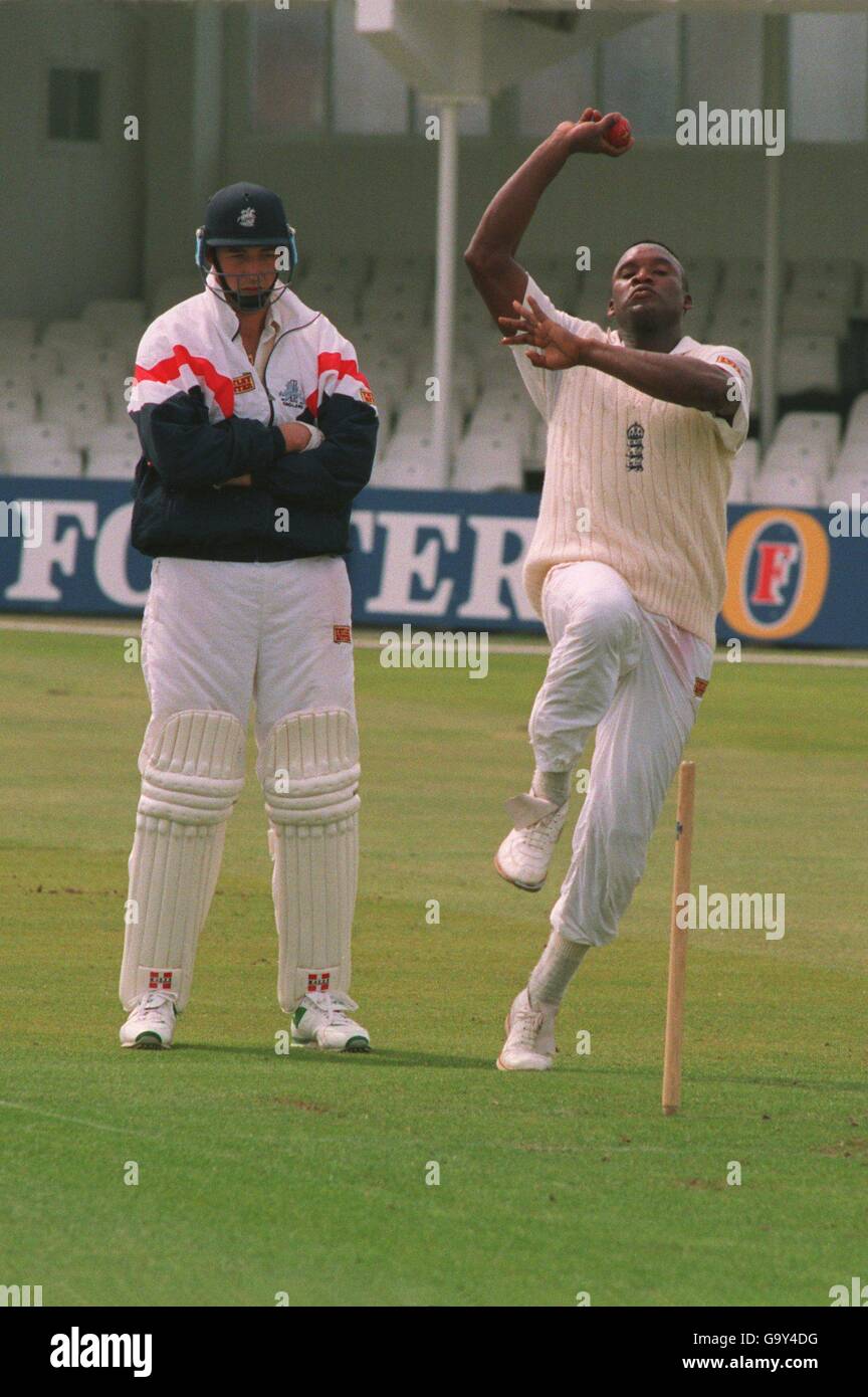 Cricket angus fraser overlooks bowling devon malcolm hi-res stock ...