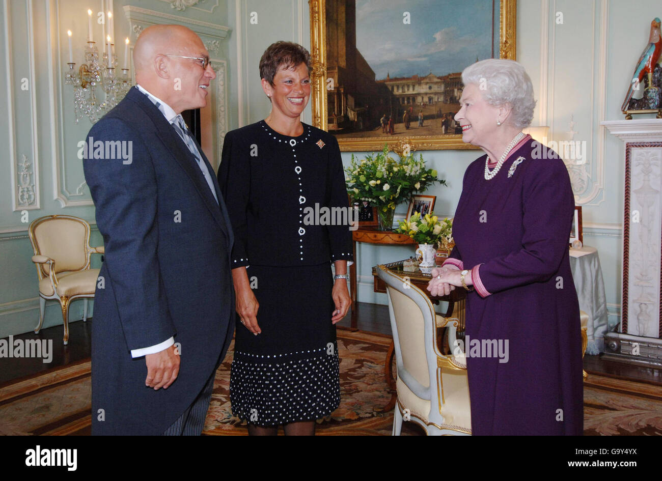 Mrs barnhart at buckingham palace in central london hi-res stock ...