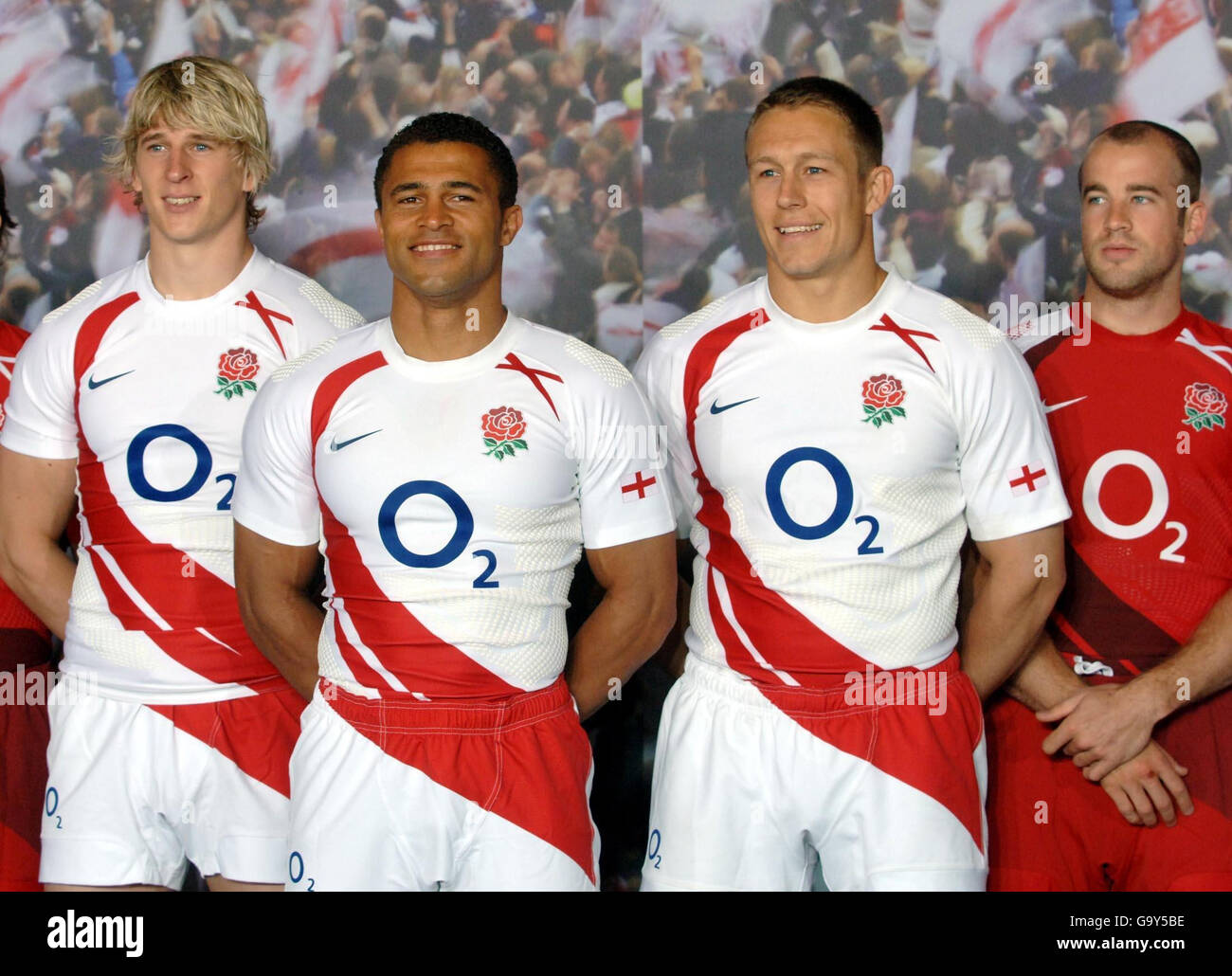 England's Jason Robinson and Jonny Wilkinson pose during the launch of ...
