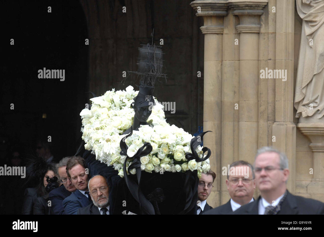 Funeral coffin flowers bearers hi-res stock photography and images - Alamy