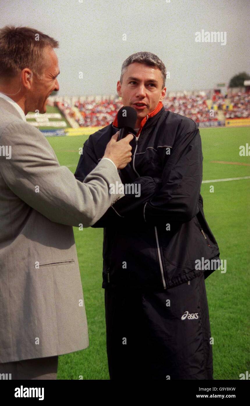 Jon ridgeon l interviews jonathan edwards r hi-res stock photography ...