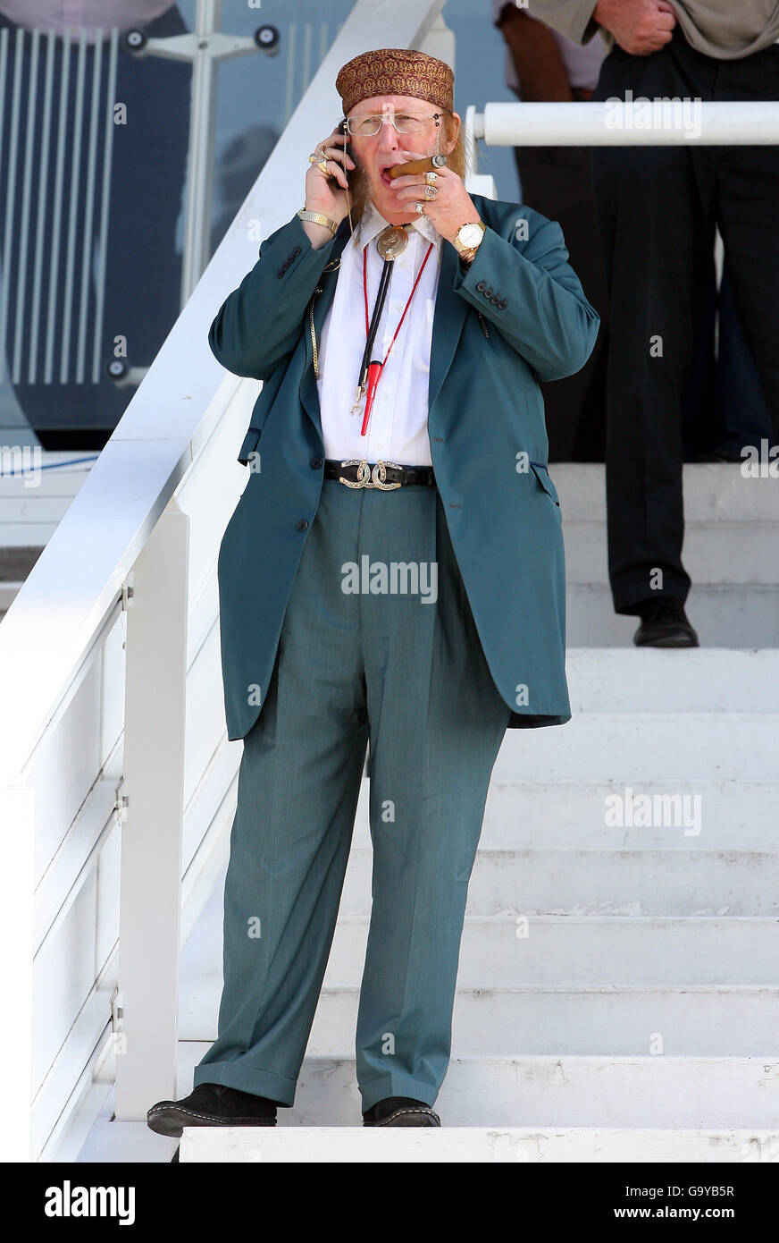 Horse racing pundit john mccririck hi-res stock photography and images ...
