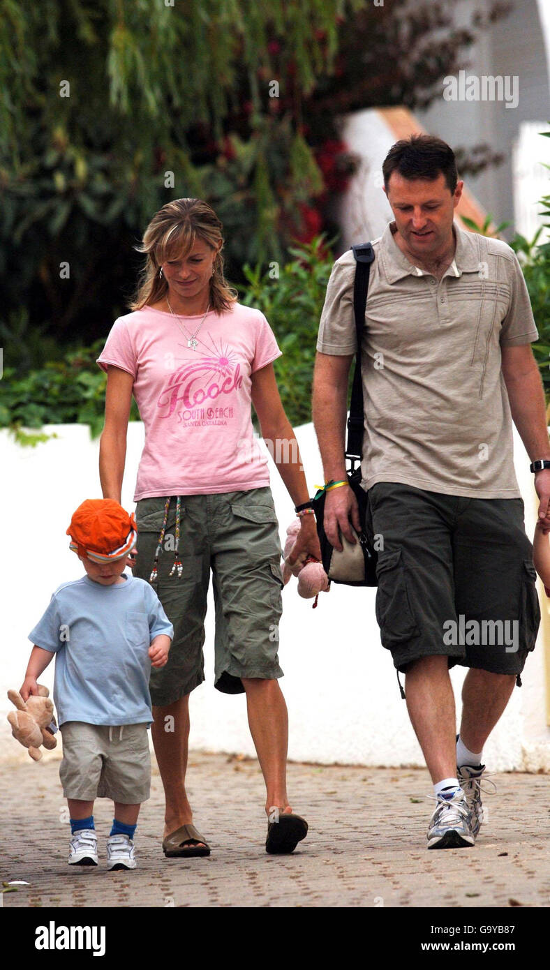 Missing girl in Algarve. Kate and Gerry McCann take their son Sean to ...