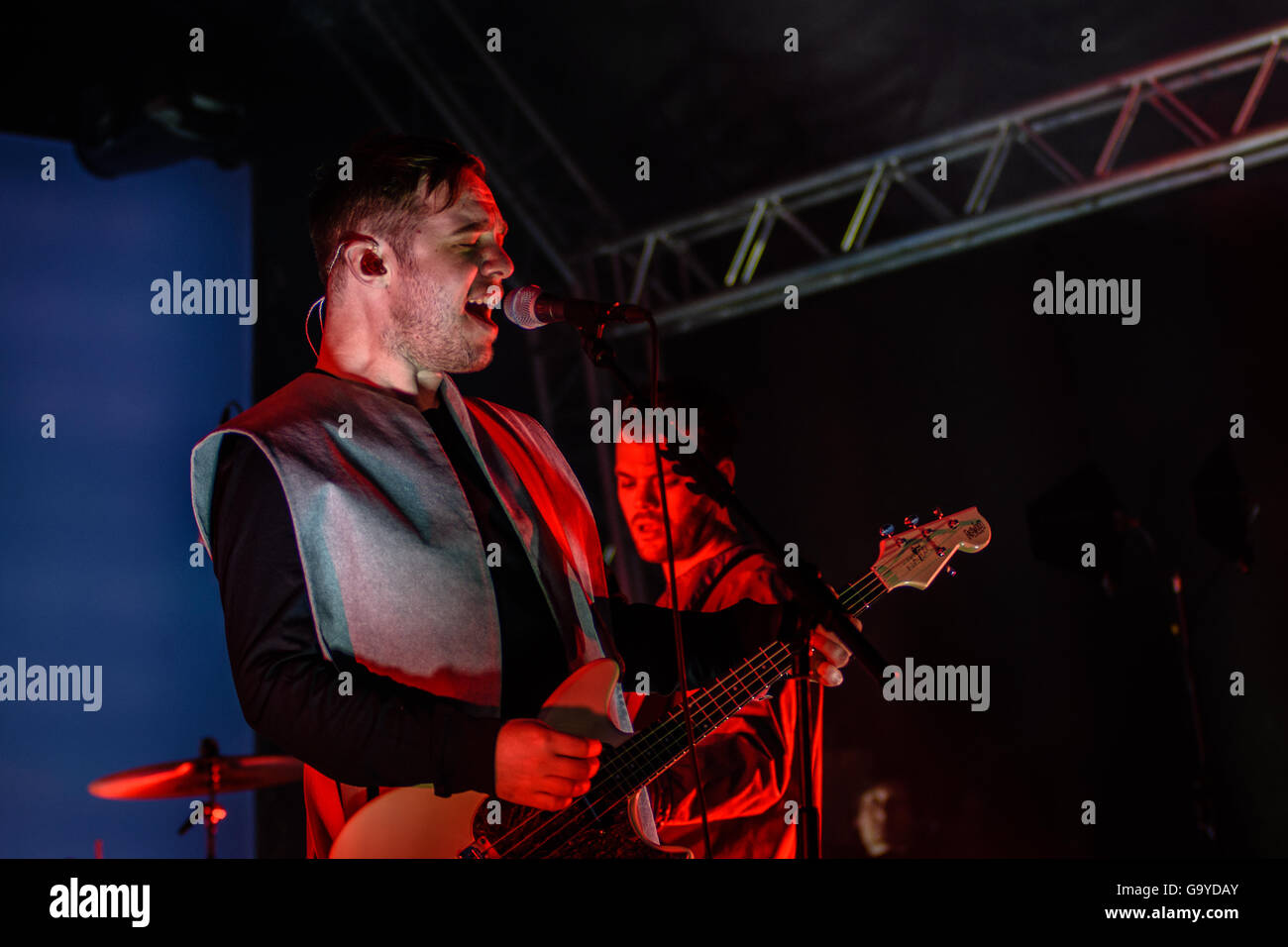 Swim deep concert hi-res stock photography and images - Alamy
