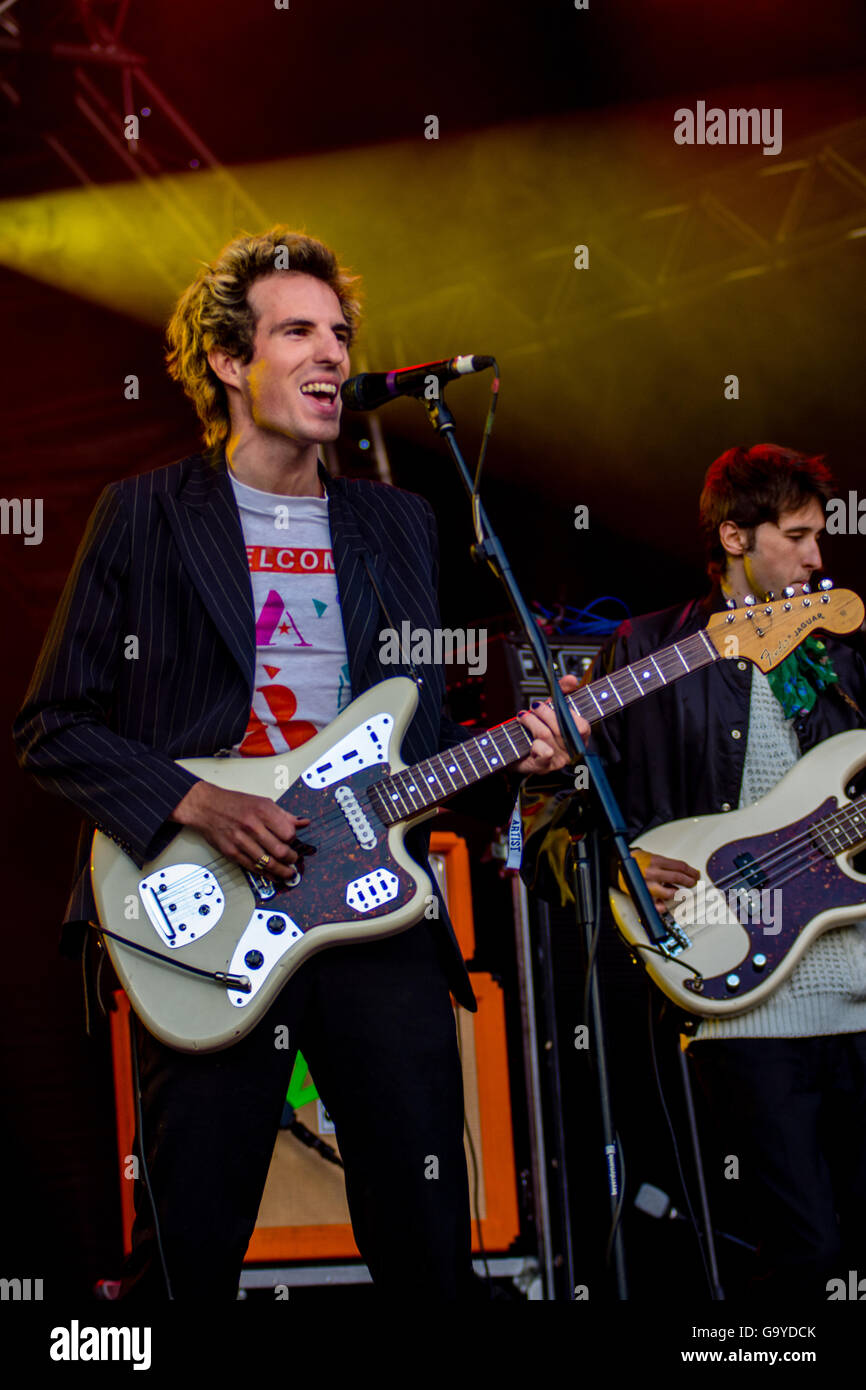Swim deep concert hi-res stock photography and images - Alamy