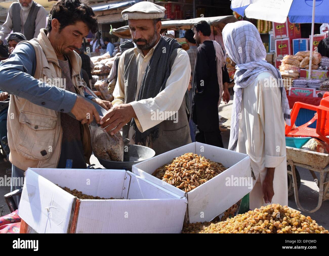(160704) -- MAZAR-E-SHARIF, July 4, 2016 (Xinhua) -- An Afghan man ...