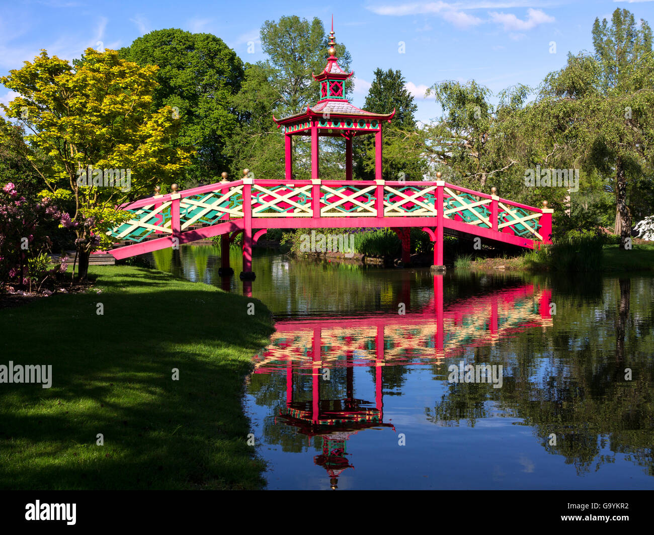 Berry parc floral pont pagode pont chinois hi-res stock photography and ...
