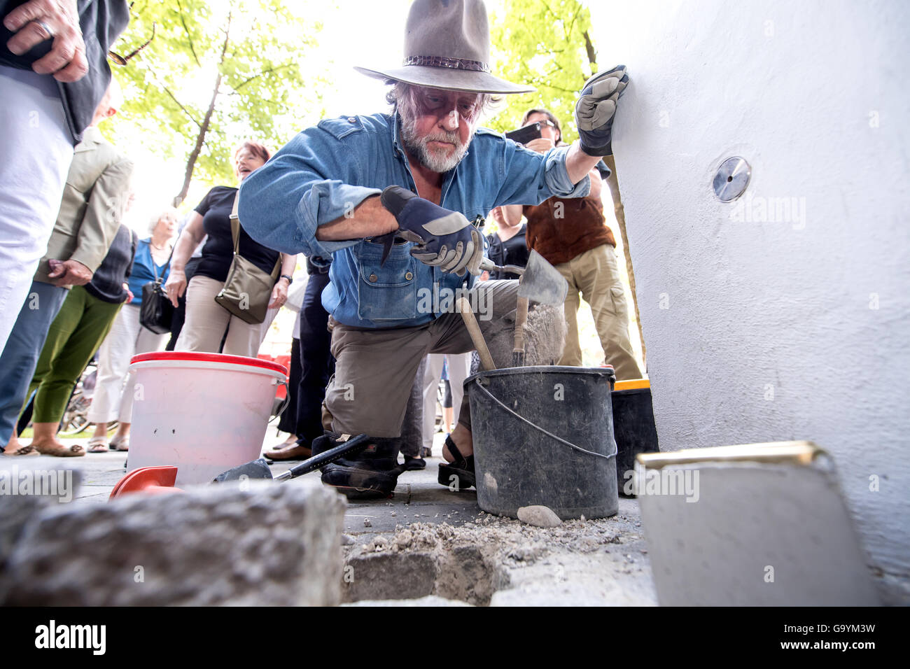 German artist Gunter Demnig places 'Stolpersteine' (stumbling stones ...