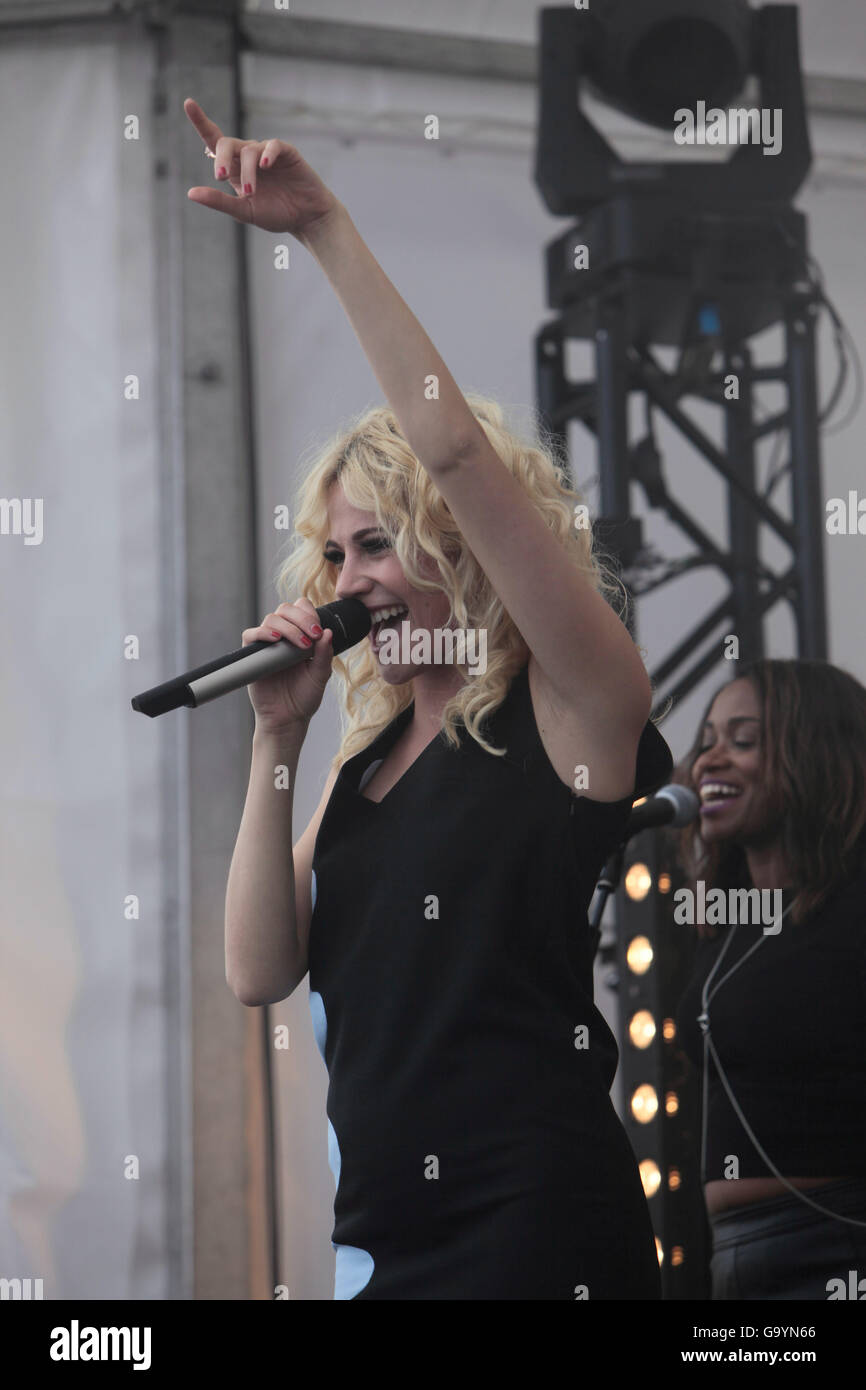 Pixie lott 2009 hi-res stock photography and images - Alamy