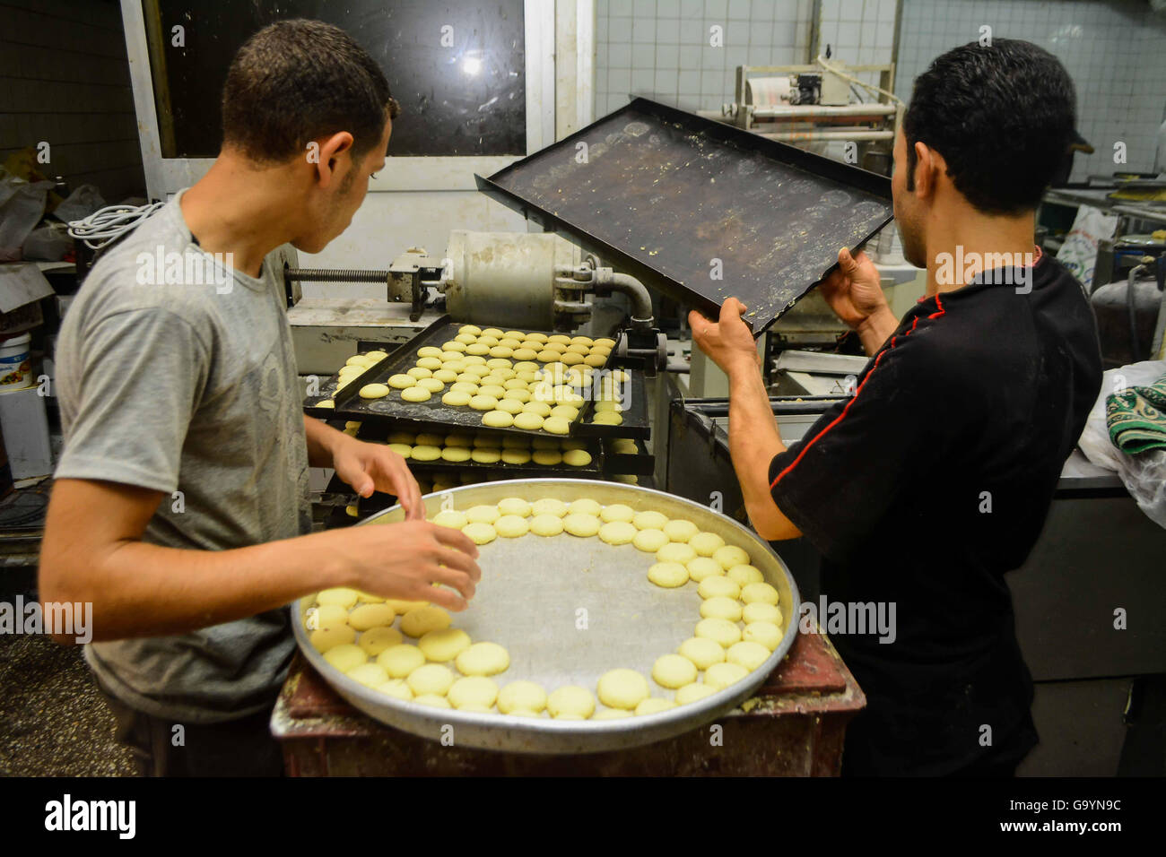Cairo, Egypt. 16th July, 2015. Egyptian bakers prepare date-filled mini ...