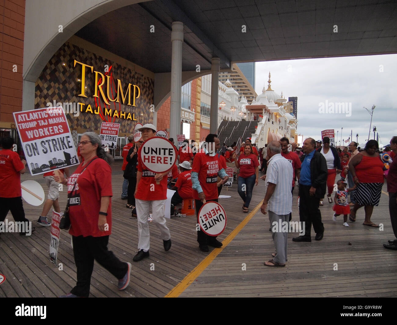 On strike picket signs hi-res stock photography and images - Alamy
