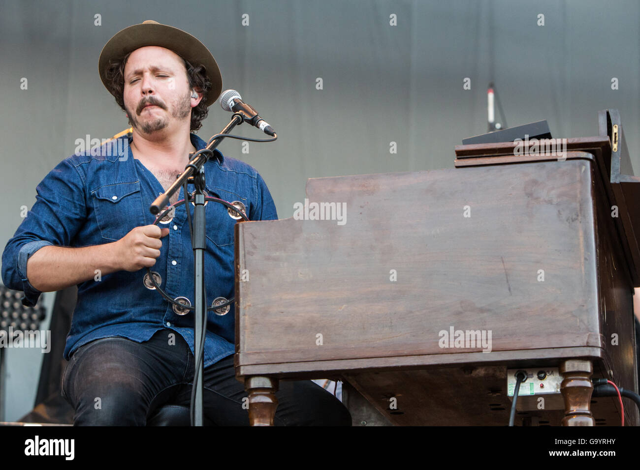 Nathaniel rateliff hi-res stock photography and images - Alamy