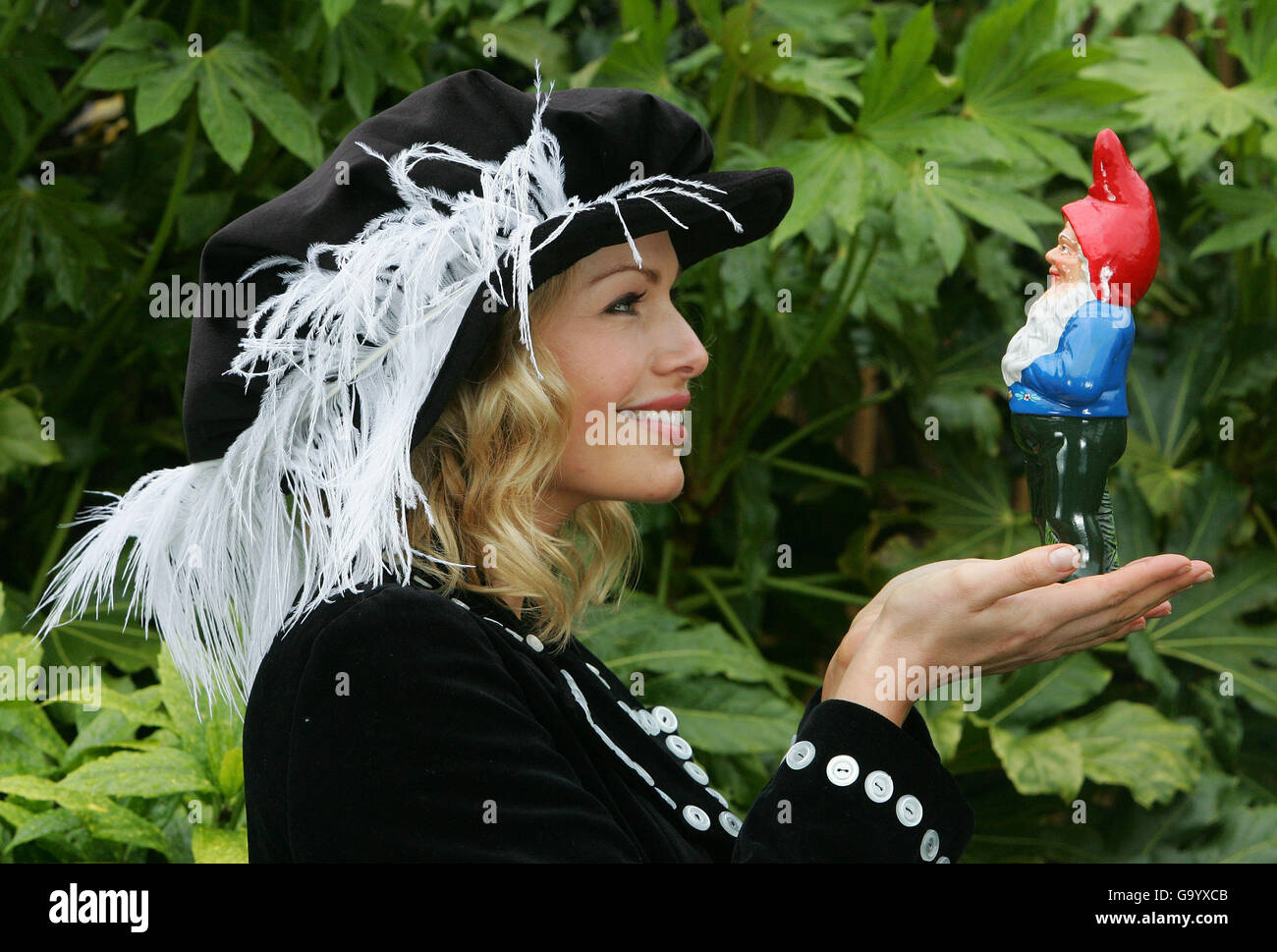 Traditional cockney costume hi-res stock photography and images - Alamy