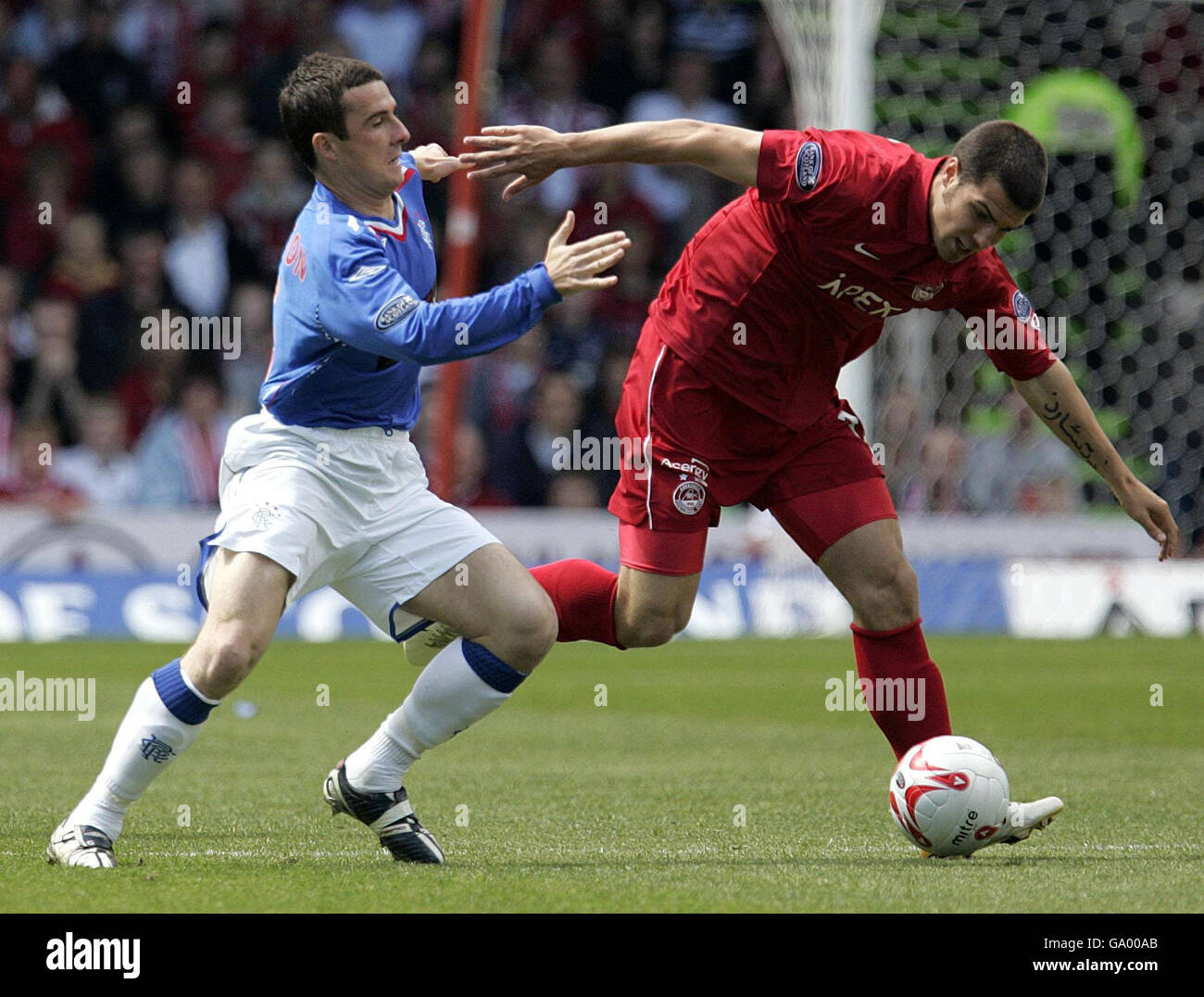 Rangers' Barry Ferguson (left) battles with Aberdeen's Richard Foster ...