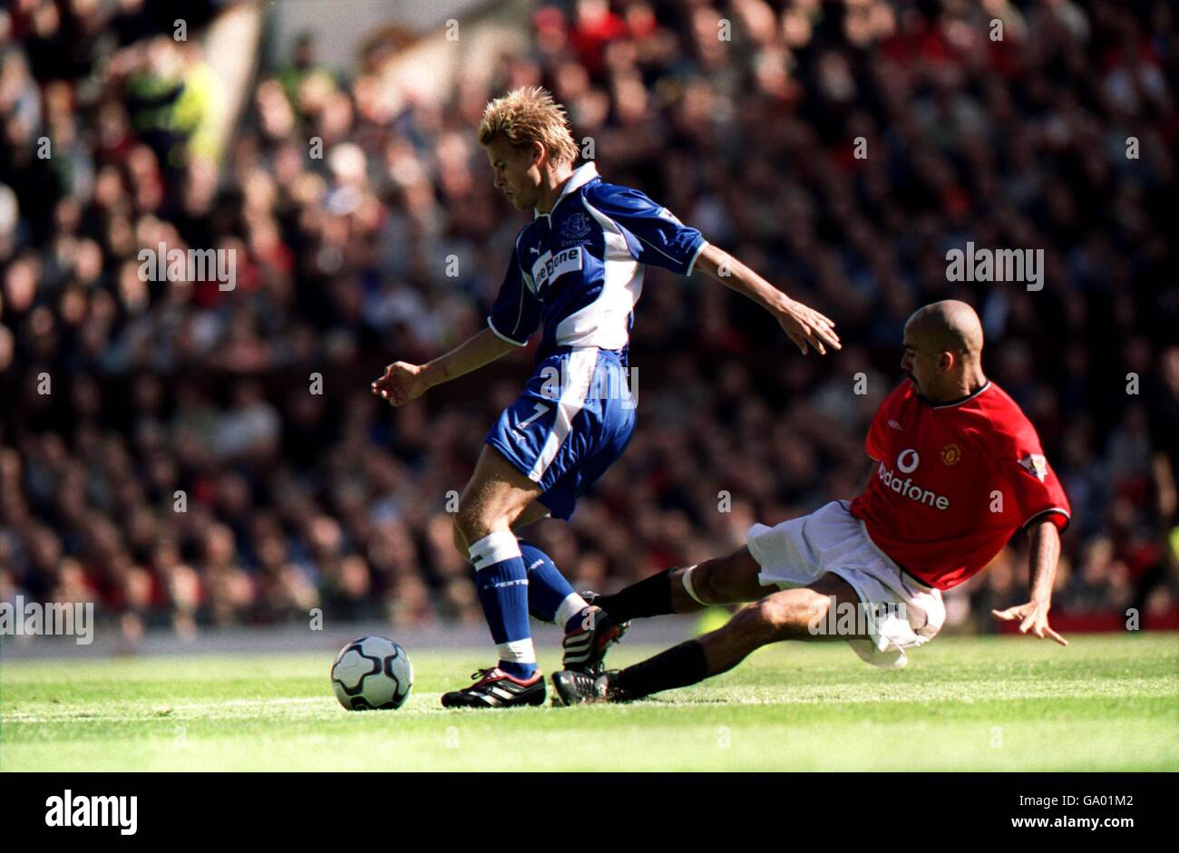 Manchester United's Juan Veron tackles Everton's Niclas Alexandersson ...