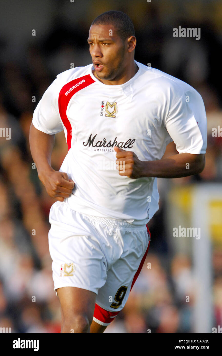 Milton keynes dons clive platt hi-res stock photography and images - Alamy