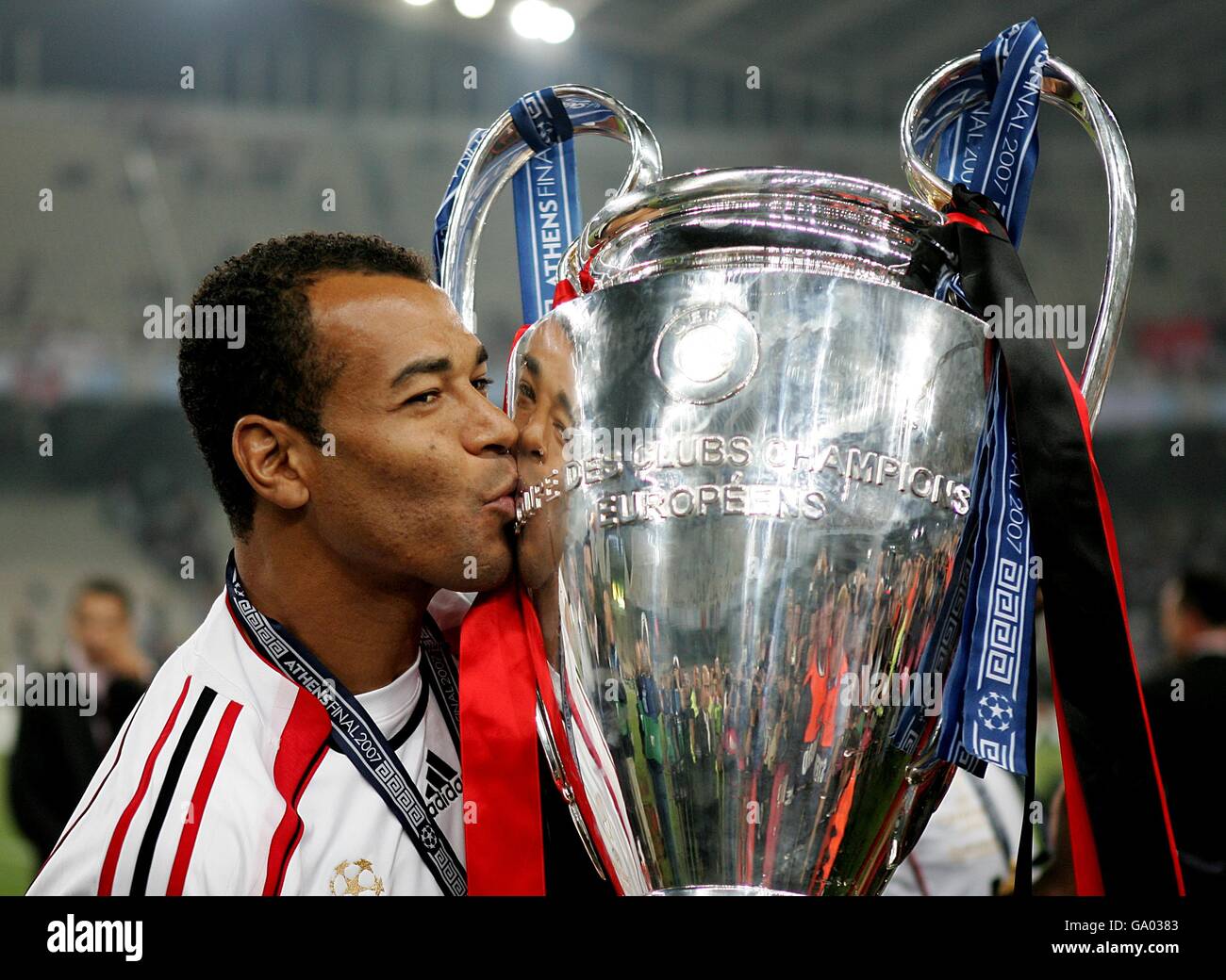 AC Milan's Cafu kisses the UEFA Champions League Trophy Stock Photo - Alamy