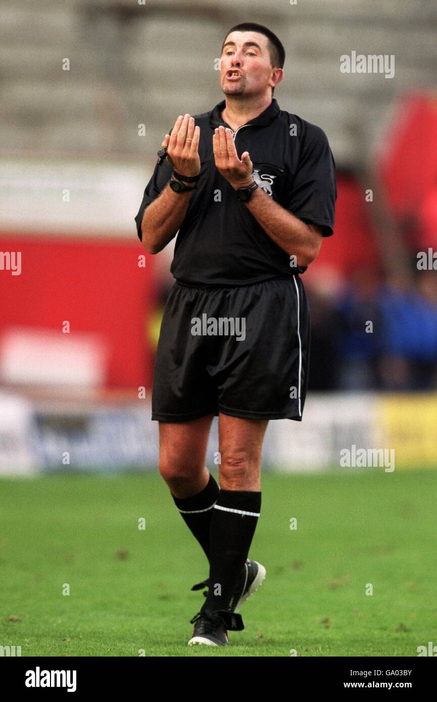 Referee jeff winter gets his point across hi-res stock photography and ...