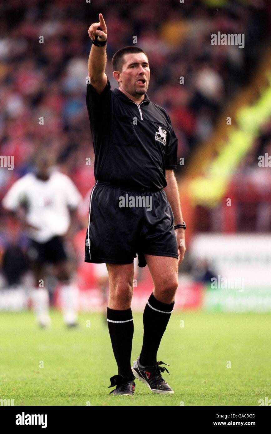 Jeff winter premier league referee hi-res stock photography and images ...