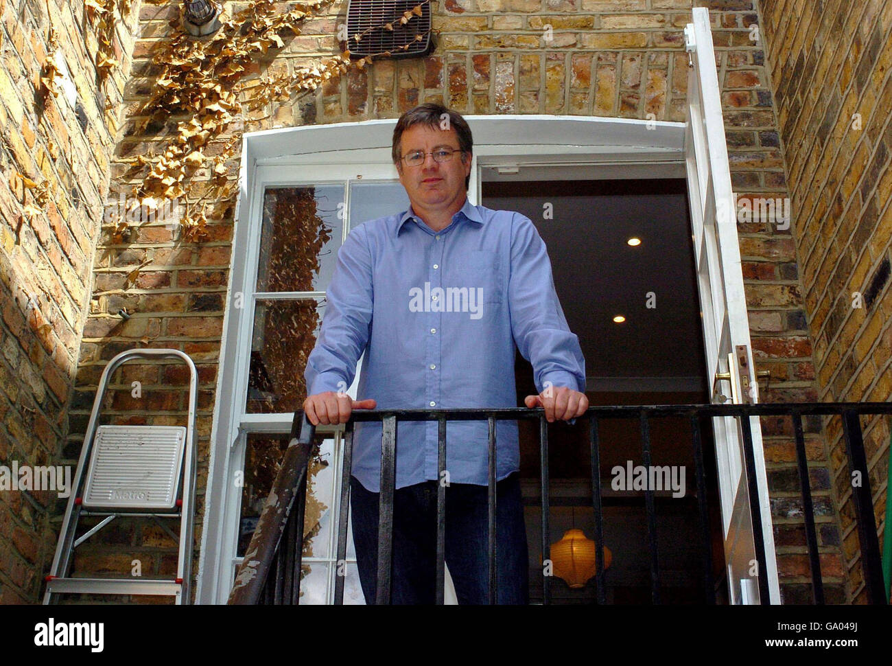 Angus mackinnon in garden home in islington hi-res stock photography ...