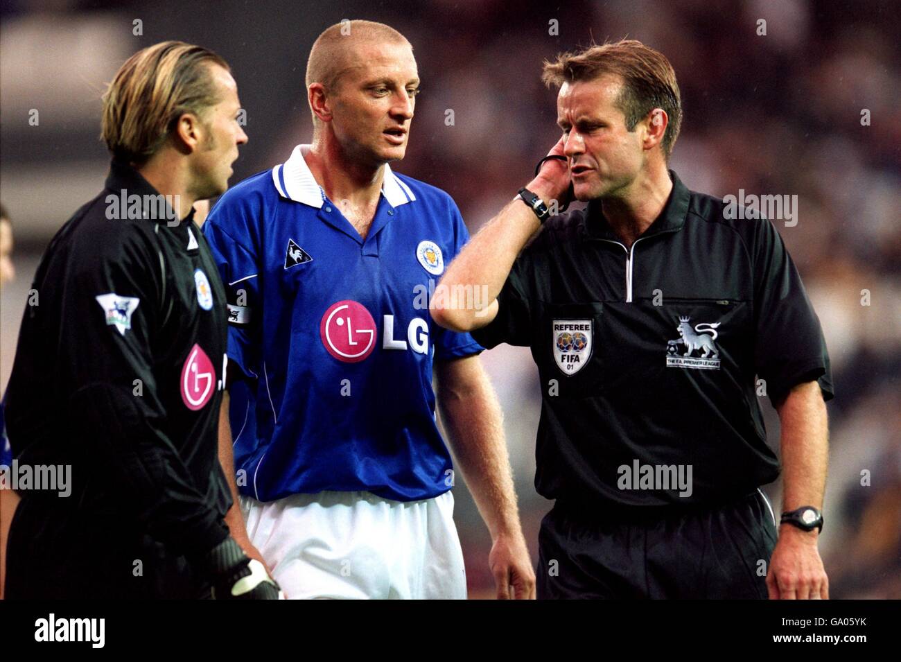 (L-R) Leicester City's Ian Walker and Matt Elliott protest to referee ...