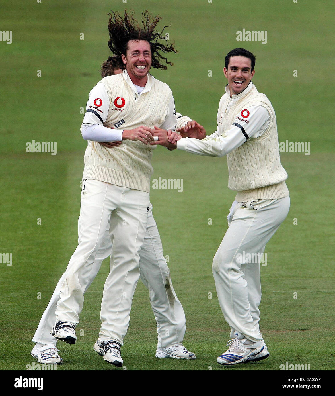 England's Ryan Sidebottom (left) celebrates with team-mate Kevin ...