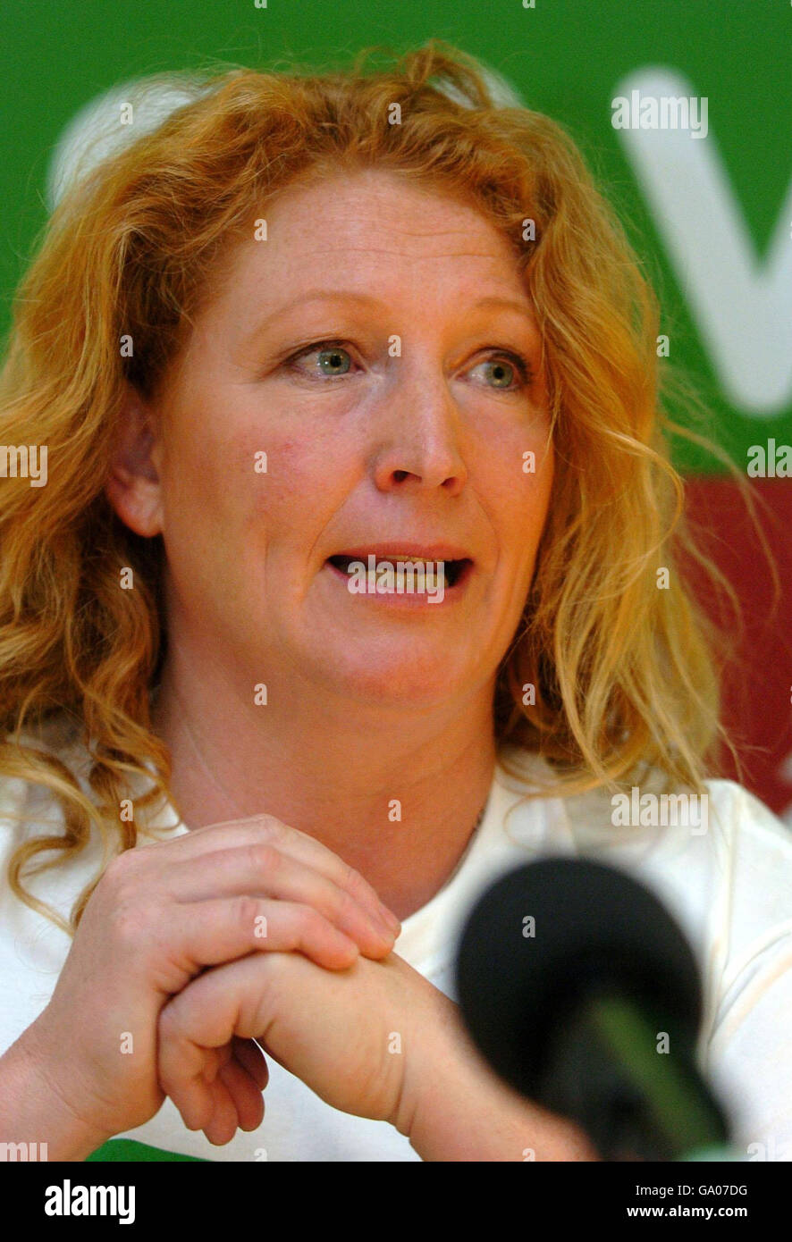 Charlie dimmock launches the hi-res stock photography and images - Alamy