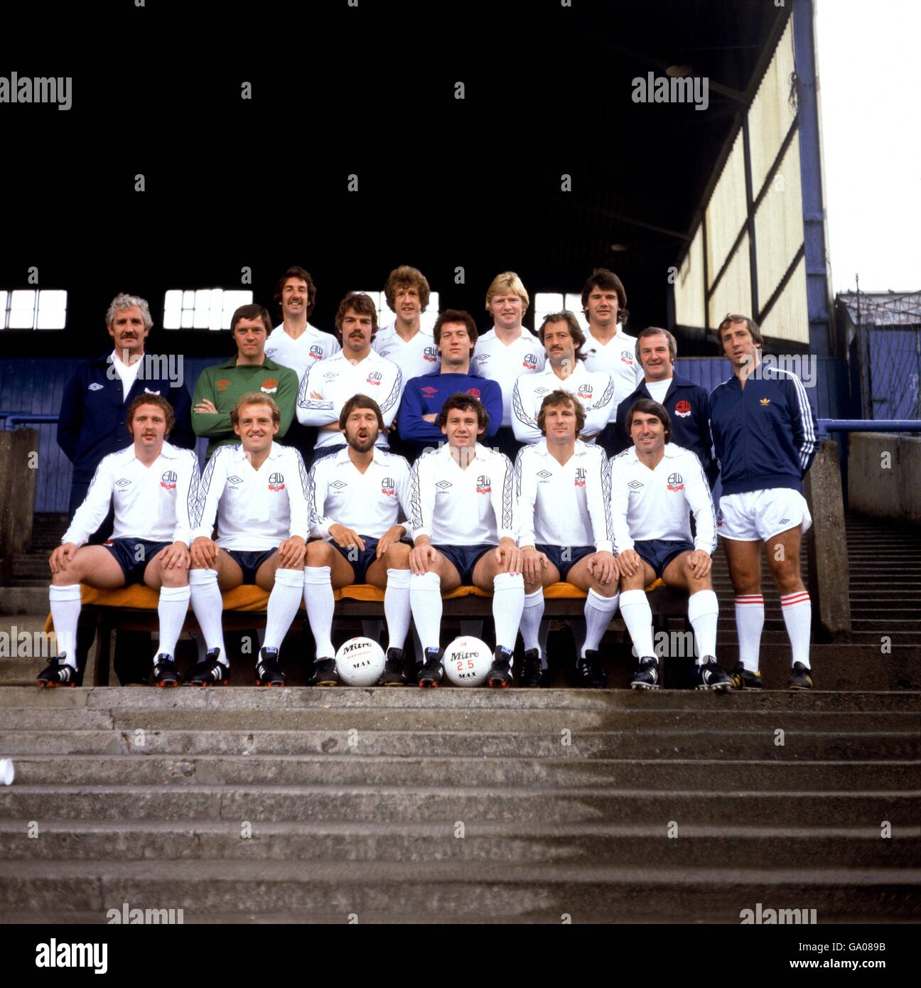 Bolton Wanderers team group: (back row, l-r) Peter Nicholson, Alan ...