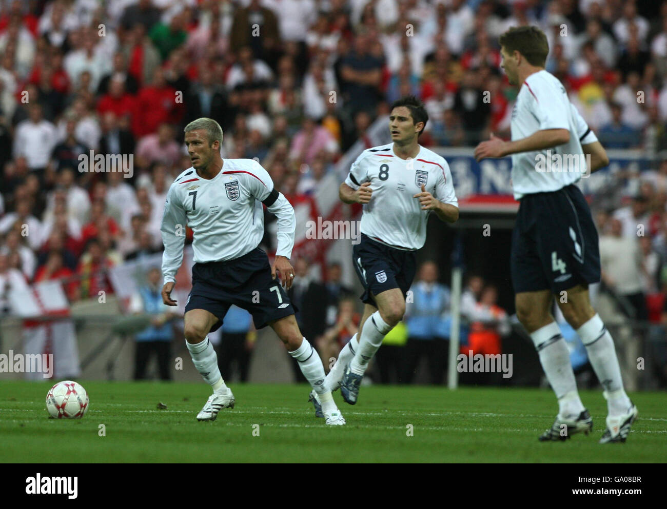 Football midfield hi-res stock photography and images - Alamy