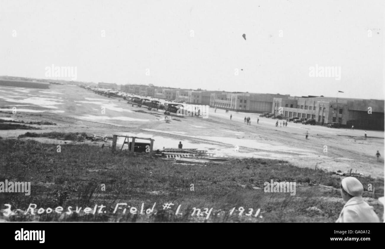 Douglas dc 3 flying Black and White Stock Photos & Images - Alamy