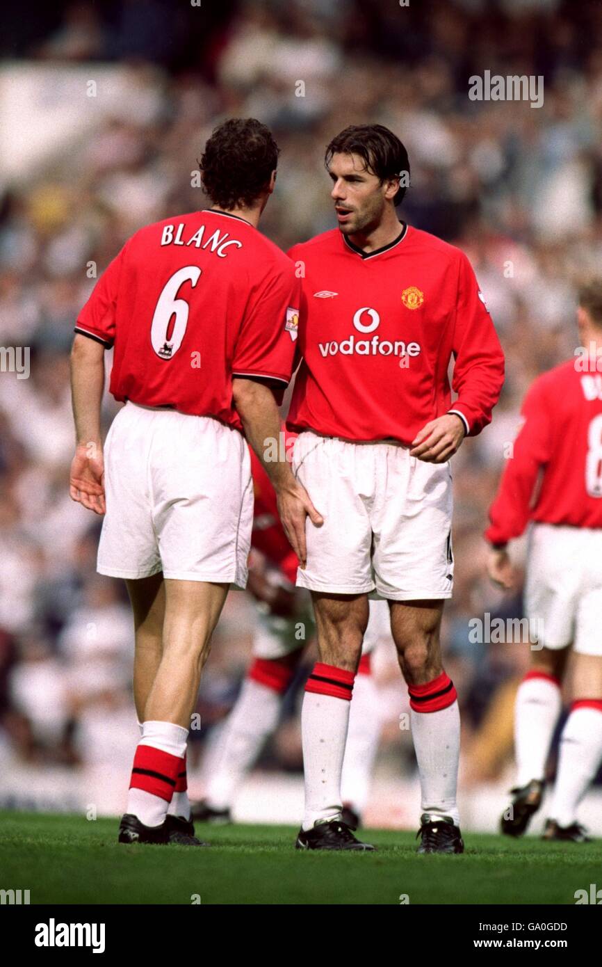 Manchester United's Laurent Blanc (l) feels his teammate Ruud Van ...