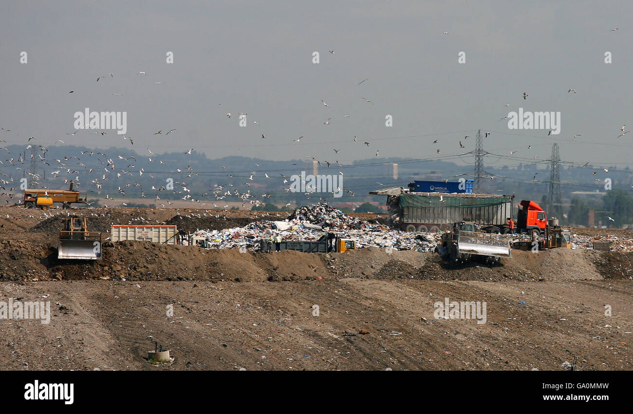Landfill waste site near river thames hi-res stock photography and ...